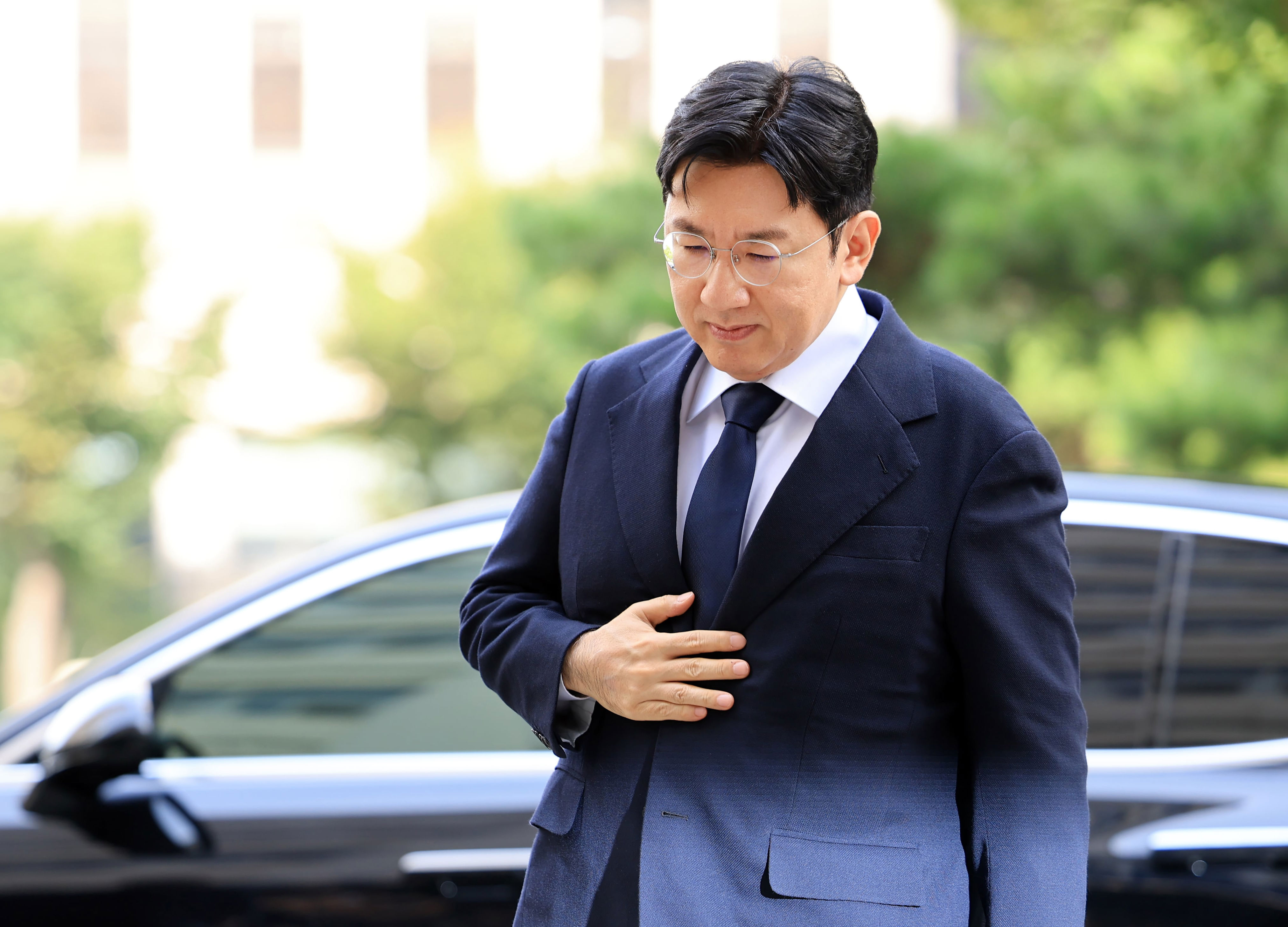 HYBE chairman Bang Si-hyuk summoned again over 200 billion won case