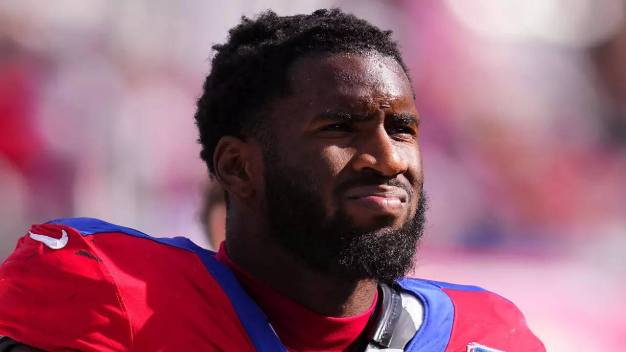 Brian Burns injury update: New York Giants linebacker limps off during ...