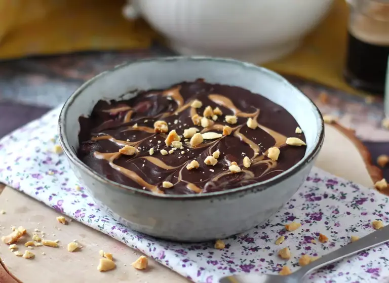 Overnight oat, red berries and chocolate, a healthy and filling breakfast!
