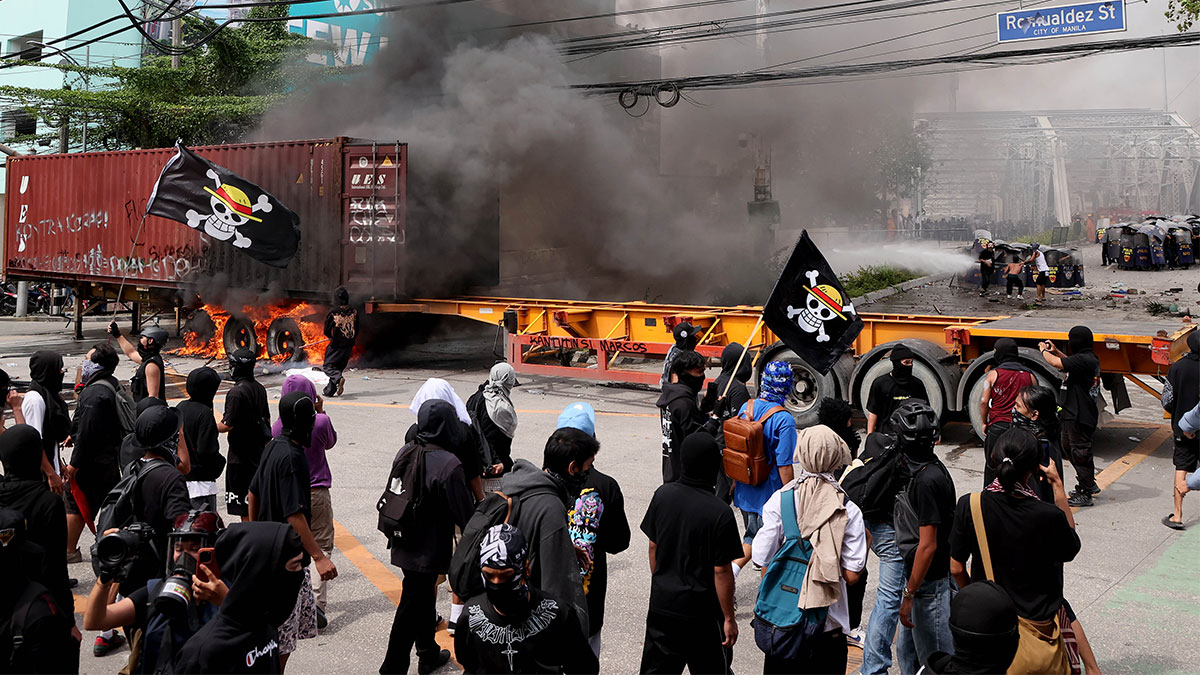 Violence erupts as police attacked outside Palace