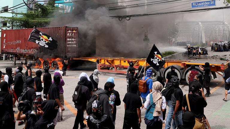 Violence erupts as police attacked outside Palace