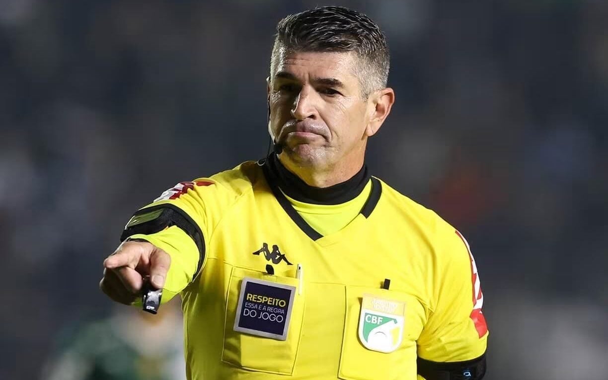 Decisão da arbitragem em Internacional x Grêmio causa revolta: 'Bizarro'