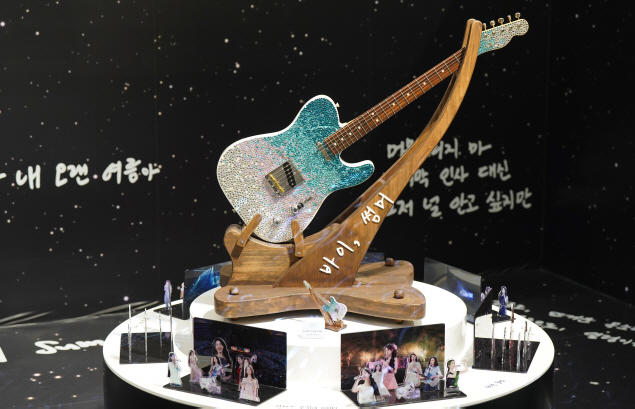 IU, pop-up store is just like her...200 million donations and exchange ...