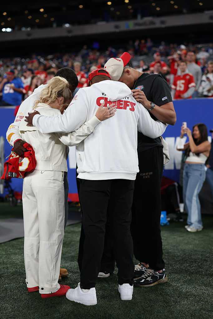 Chiefs defeat Giants 22-9 behind Mahomes, defense in Sunday Night ...