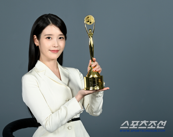 IU, pop-up store is just like her...200 million donations and exchange ...