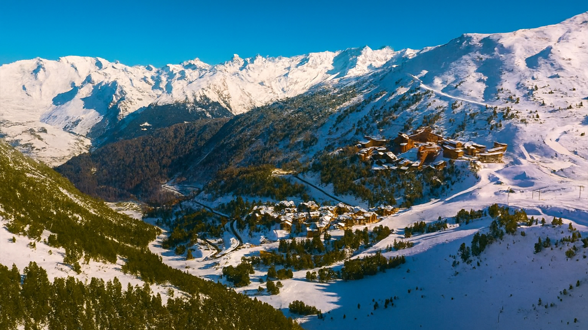Villaggio di Montagna Innevato – Splendidi Paesaggi Invernali in 4K