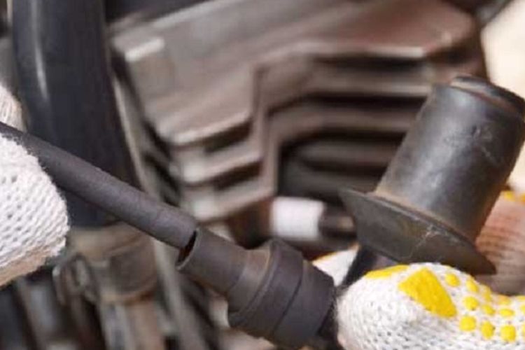 Hindari Ledakan, Begini Cara Mengecek Busi di Motor Injeksi