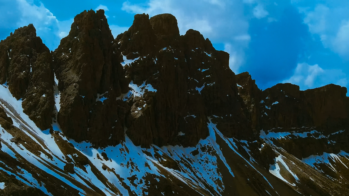 Rugged Mountain Peaks – Snow and Rock Landscapes in 4K