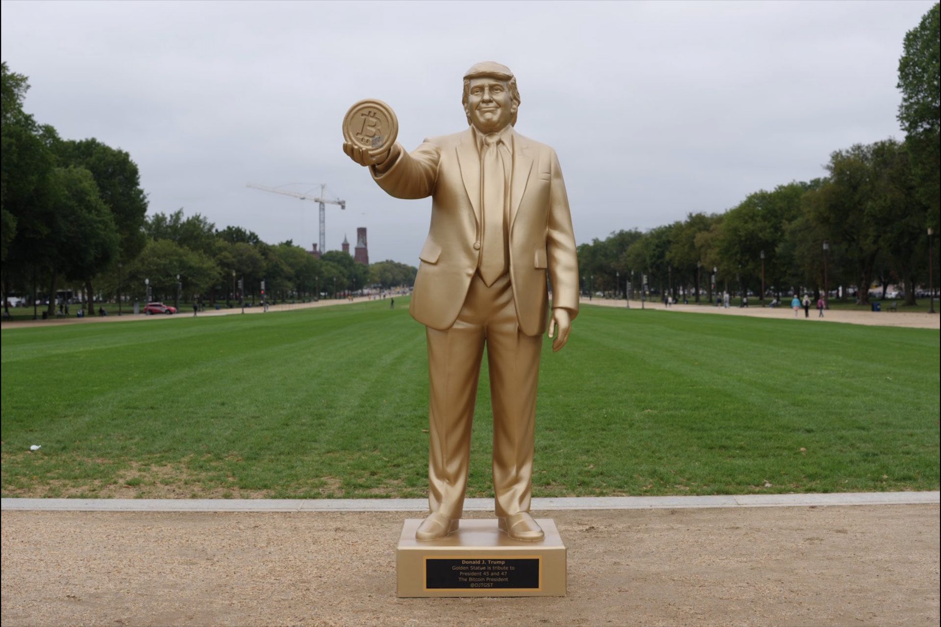 Why was a giant golden Trump statue on display in the US Capitol?