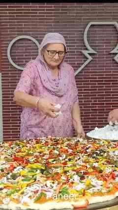Big Paneer Makhni Pizza