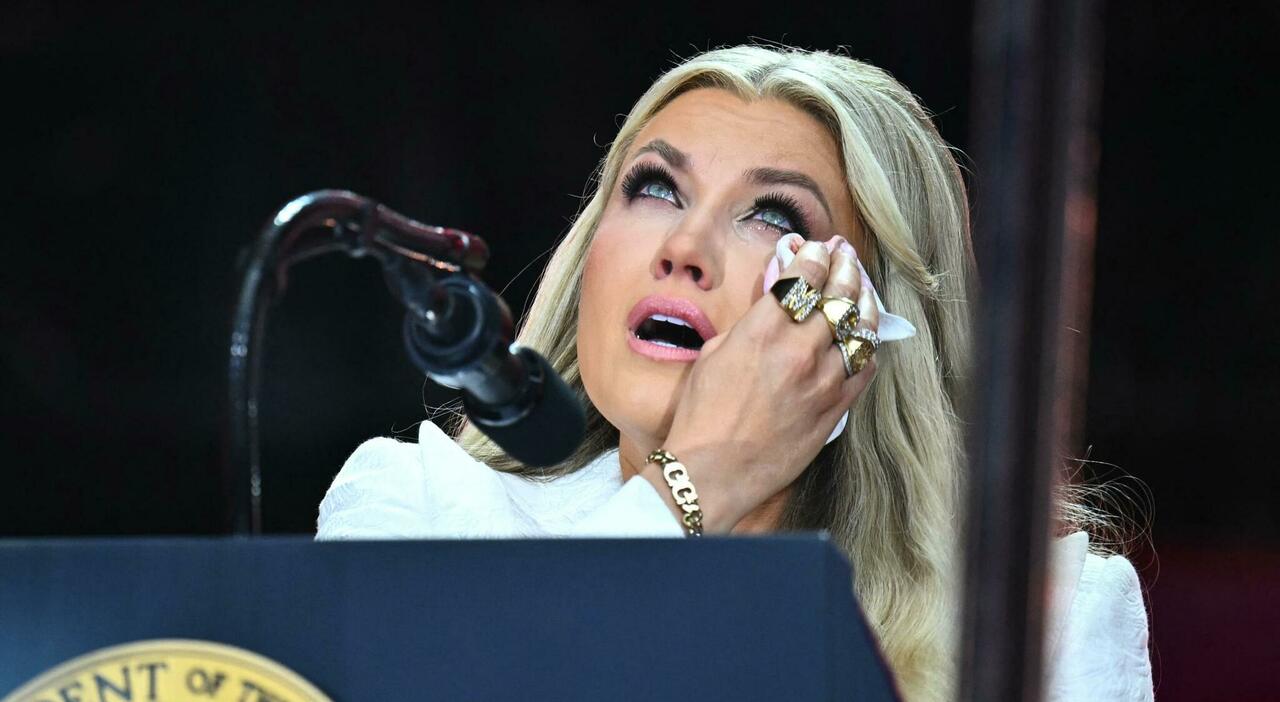 Charlie Kirk, la vedova Erika sale sul palco in lacrime: la commozione ...