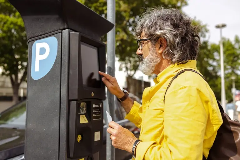 Οι λύσεις για την κόλαση του πάρκινγκ στην Αθήνα και τα λεφτά που υπάρχουν
