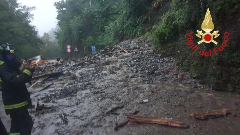 Maltempo in Lombardia, a Como frane e centro storico allagato. Allerta ...