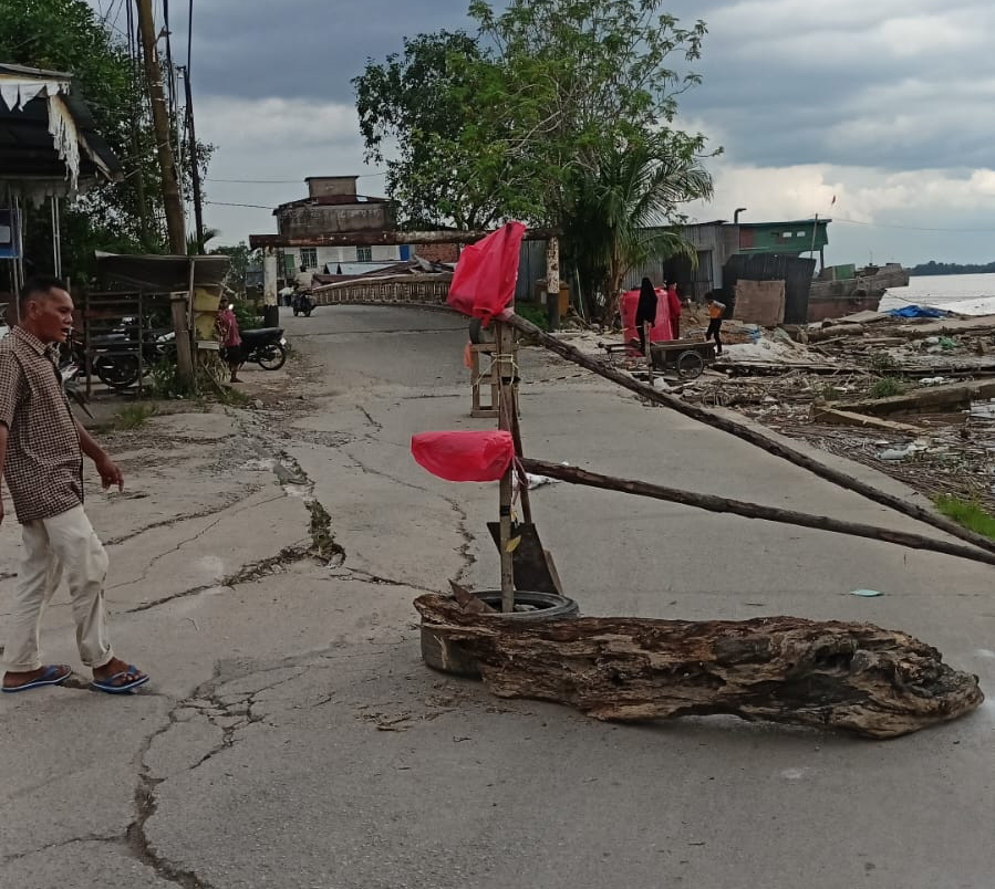 Jalan Griliya Tembilahan Retak Parah, Bupati Inhil Instruksikan ...