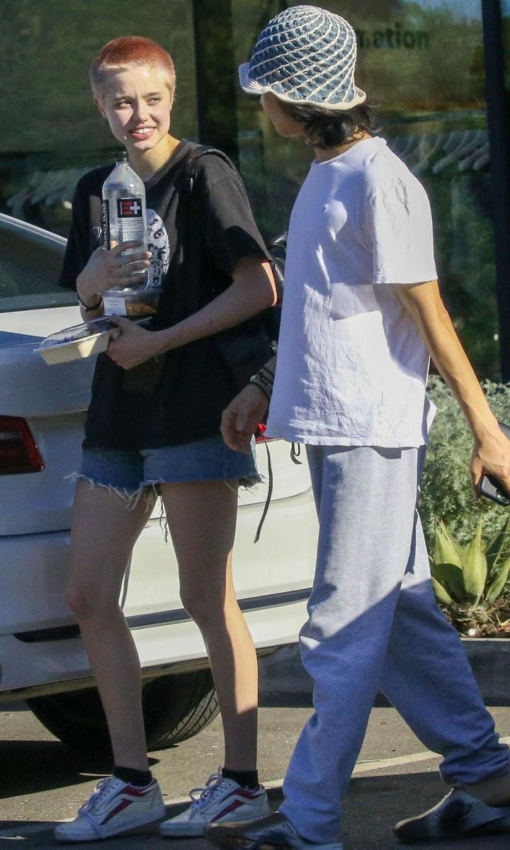 Shiloh Jolie nhuộm tóc bạch kim, xỏ khuyên cằm