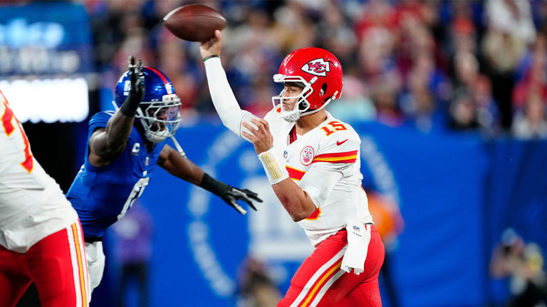 Chiefs’ Patrick Mahomes makes promise after backward pass miscue