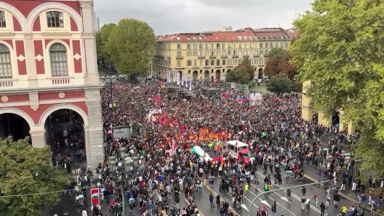 Torino in piazza per Gaza, in migliaia davanti a Porta Nuova