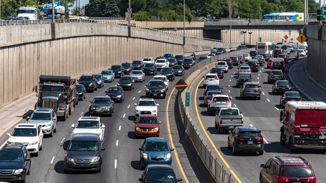 Truckers slow Montreal morning rush hour to protest lack of regulations