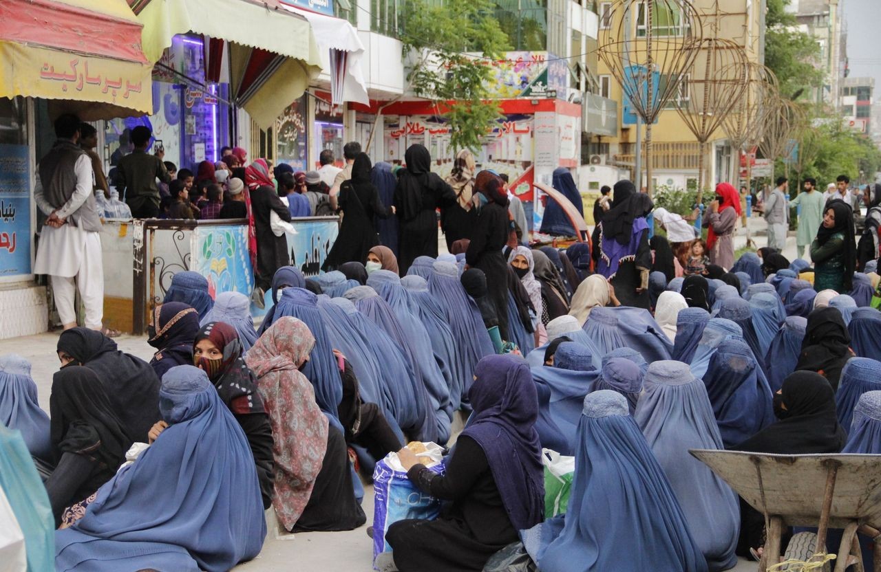 Afghanistan : les talibans bannissent les autrices des universités, la ...
