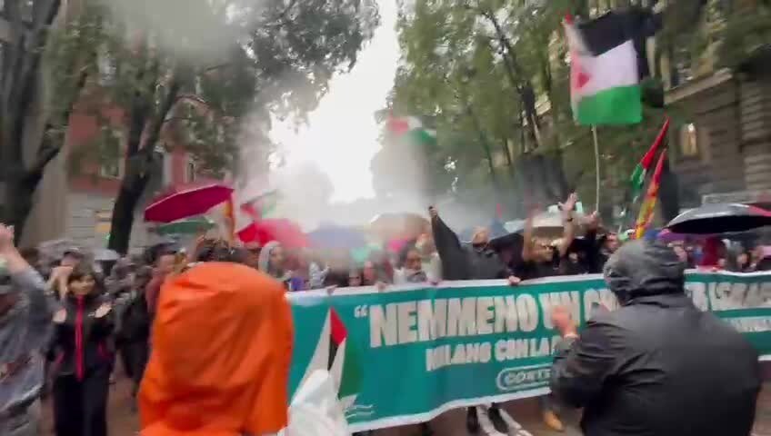 Manifestazione a Milano per Gaza, in migliaia in corteo: "Lì scendono razzi, non acqua"
