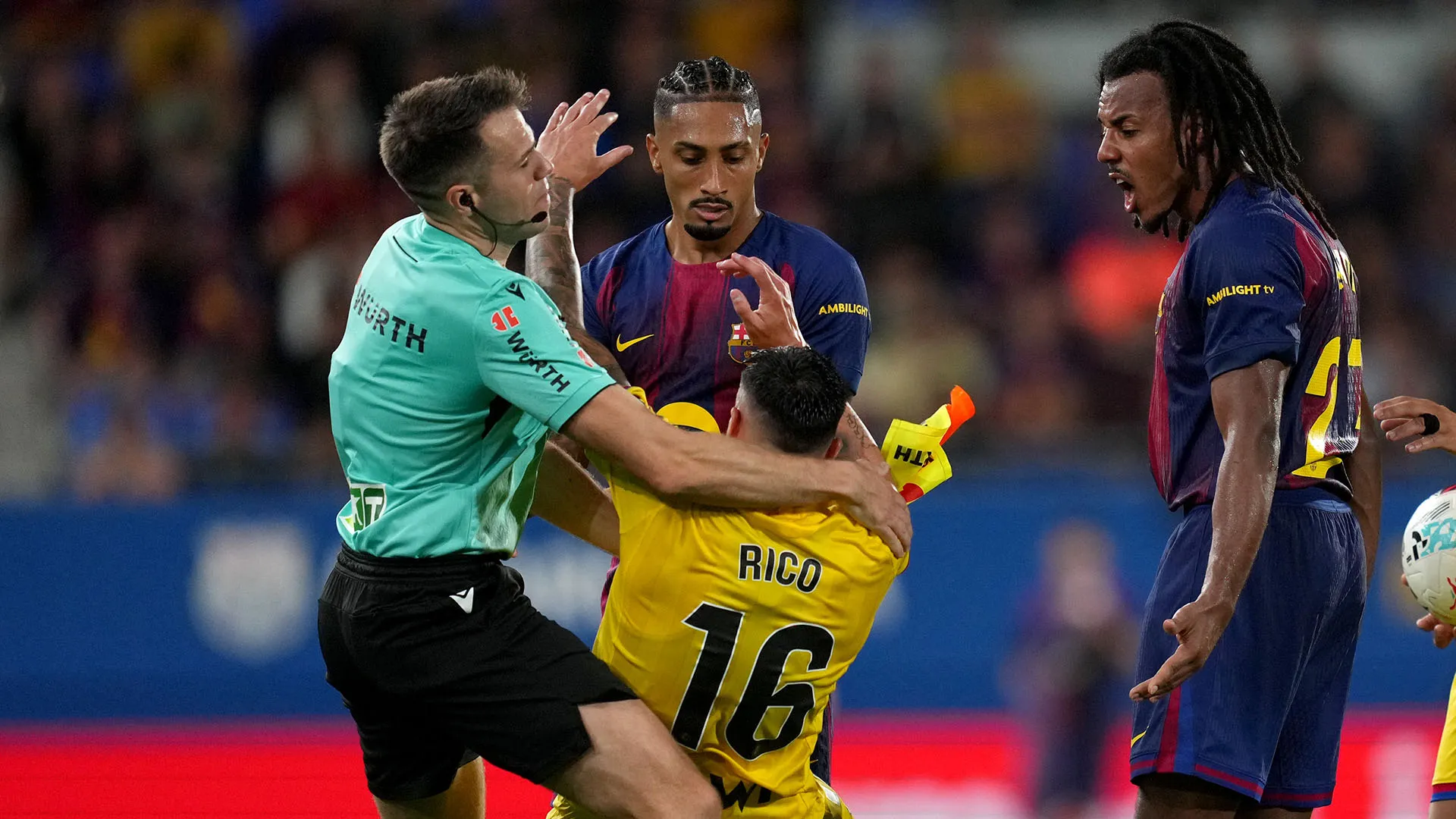 Hij duwt zijn tegenstander tegen de scheidsrechter: controverse over de ...