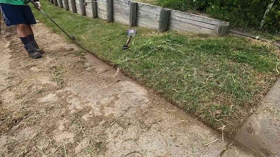 Lawn removal from concrete edges – satisfying edge recovery work
