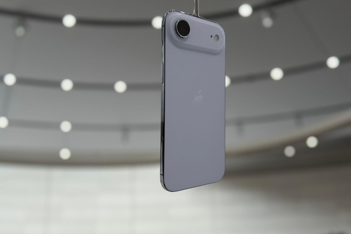 Apple’s $999 iPhone Air Promised Innovation, But Delivers a Total Flop ...