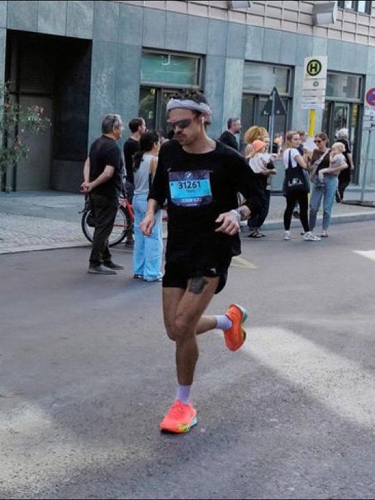Pop star Harry Styles runs Berlin Marathon in under 3 hours — uses fake ...