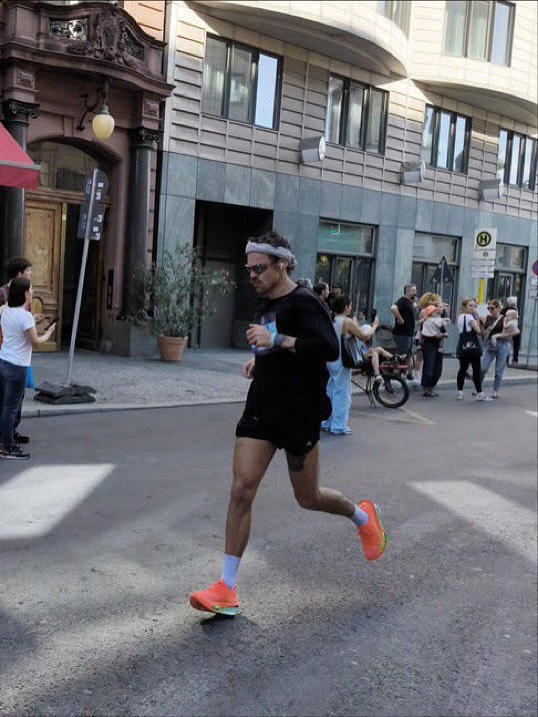 Pop star Harry Styles runs Berlin Marathon in under 3 hours — uses fake ...