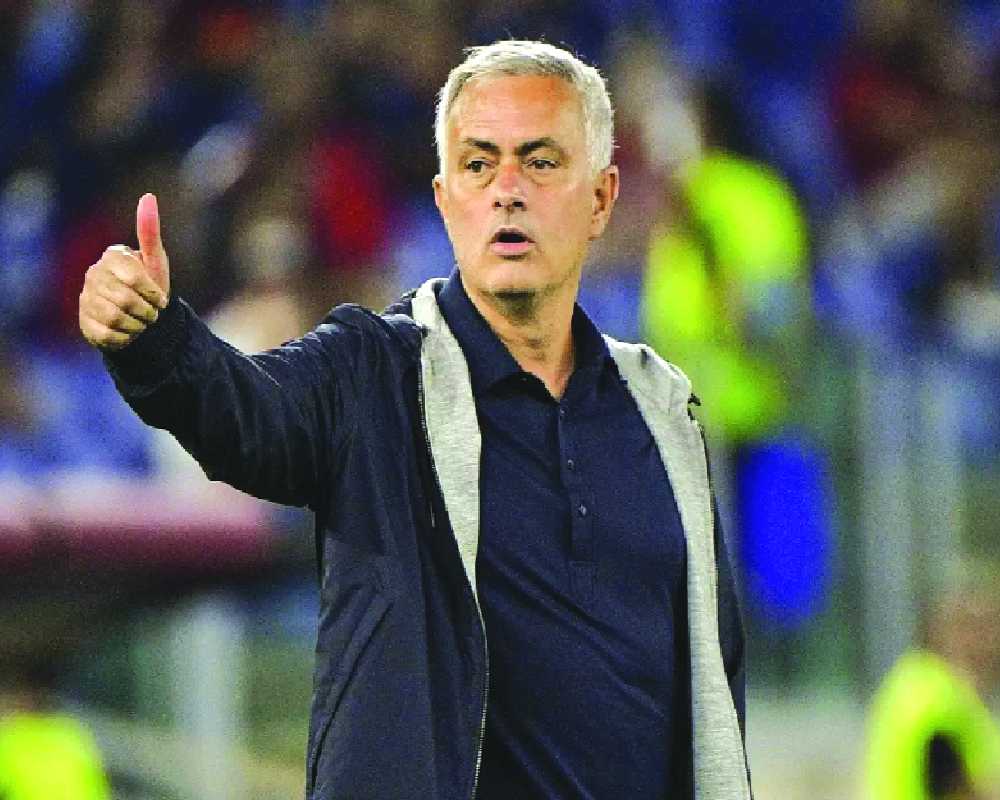 Mourinho enjoys return to portugal, benfica wins