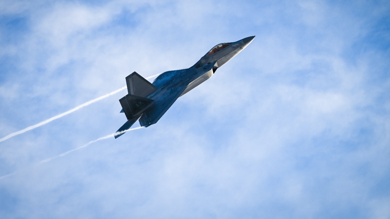 10 cutting-edge fighter jet features that stand out
