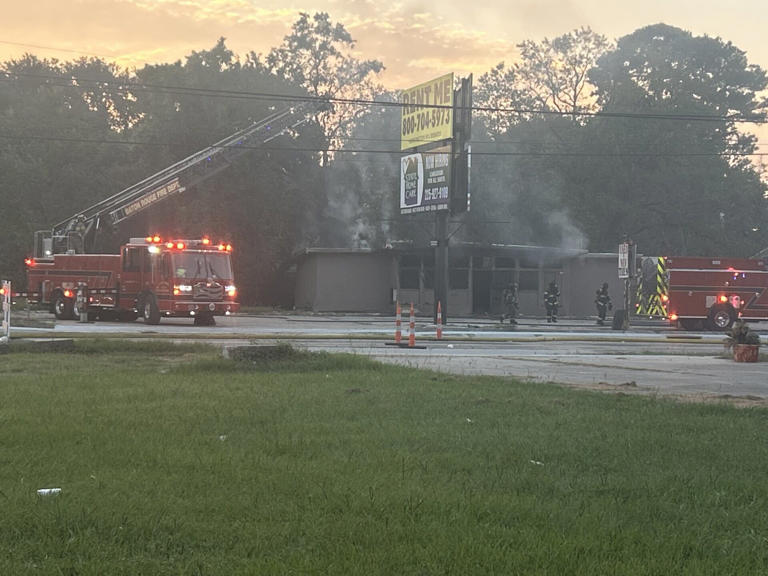 Fire destroys vacant building in Baton Rouge Monday morning