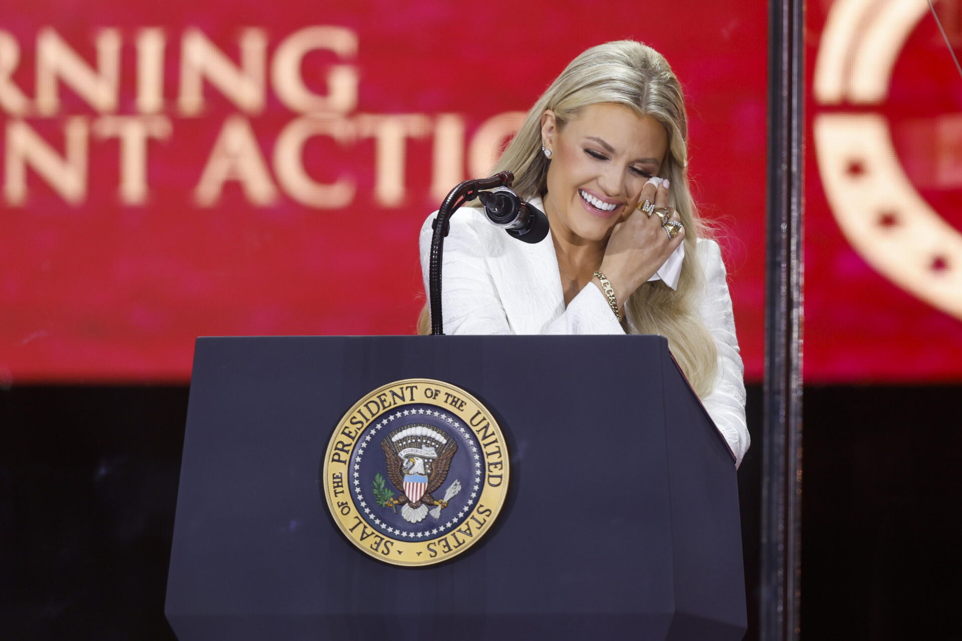 A star is born: Erika Kirk (e forse Trump ora ha un problema…)
