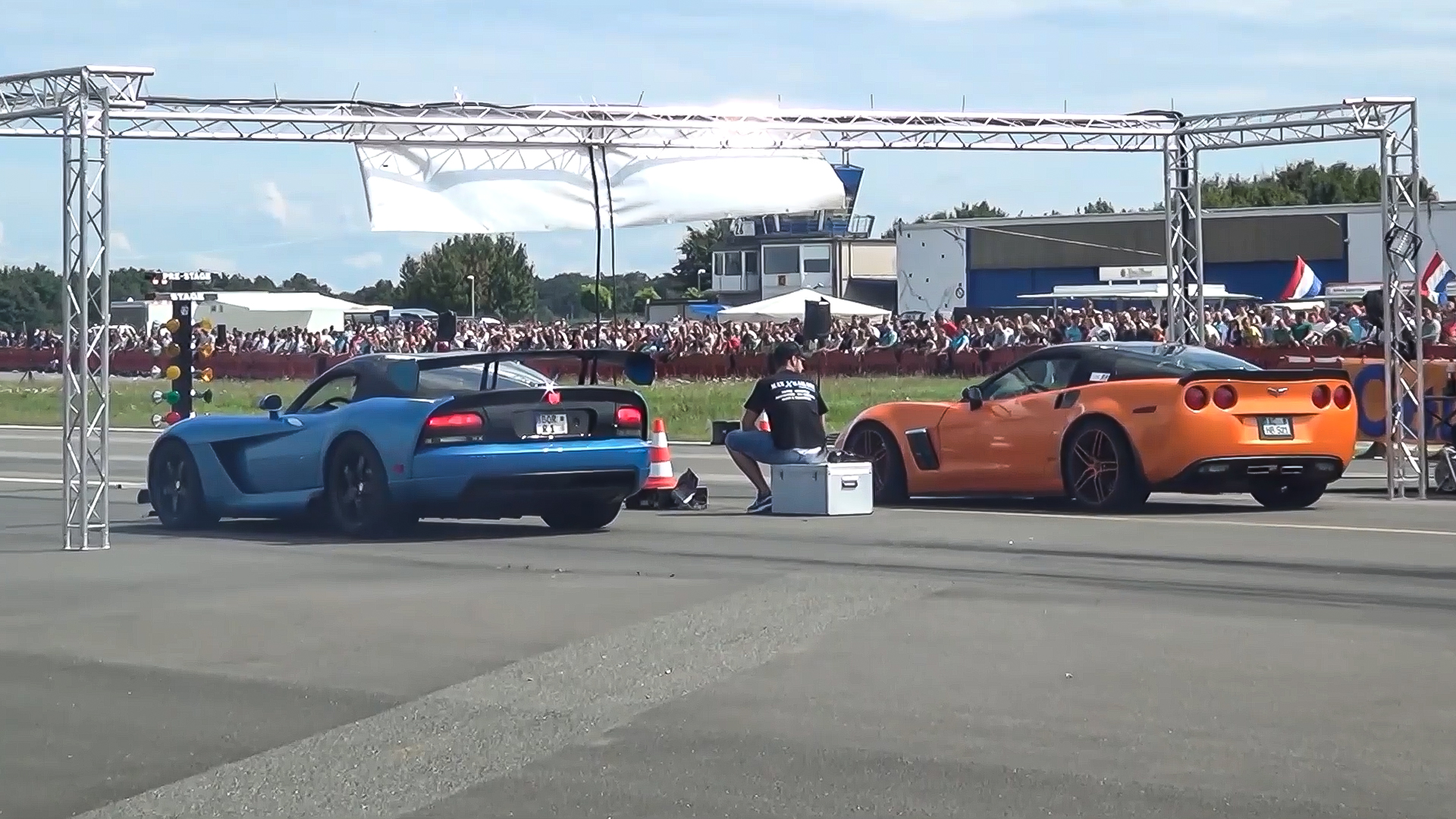 Viper SRT10 vs Corvette ZR1 – 1/4 Mile Drag Race