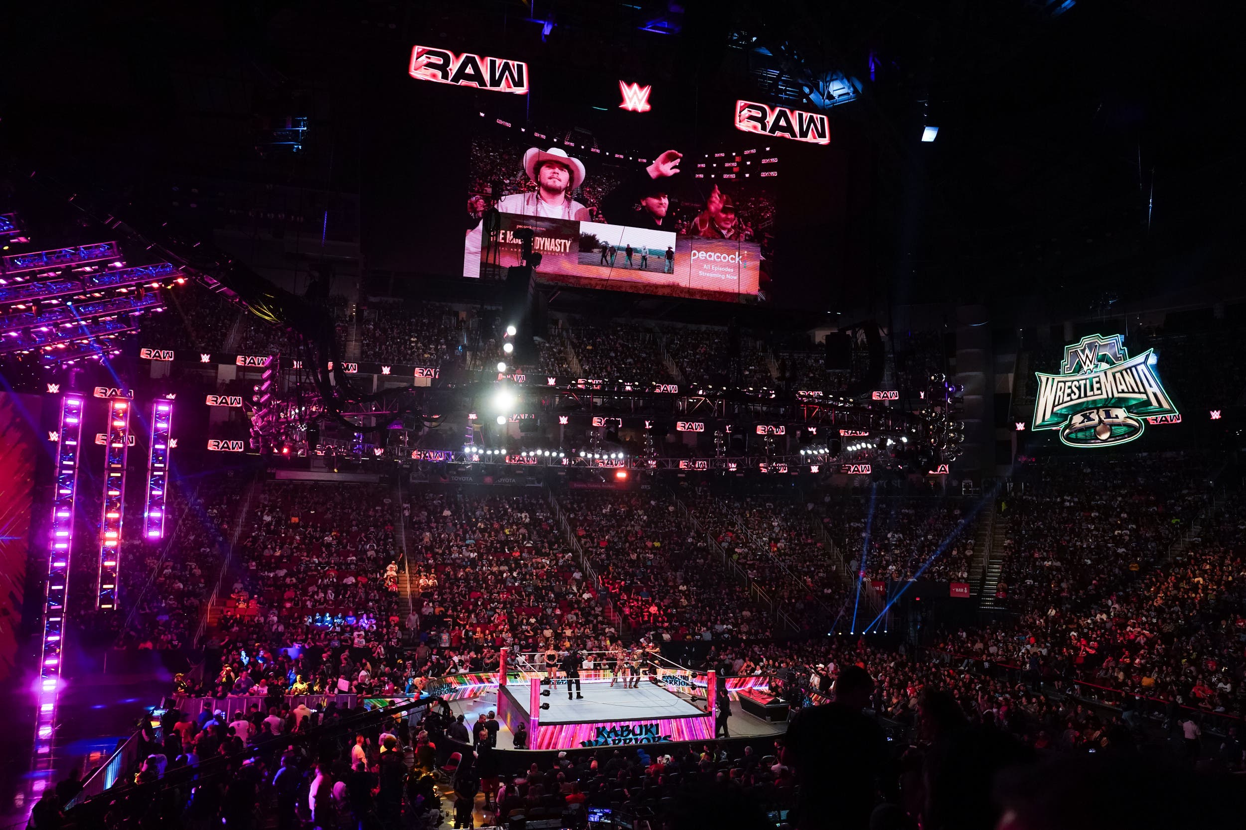 Surprising superstar reportedly re-signs with WWE