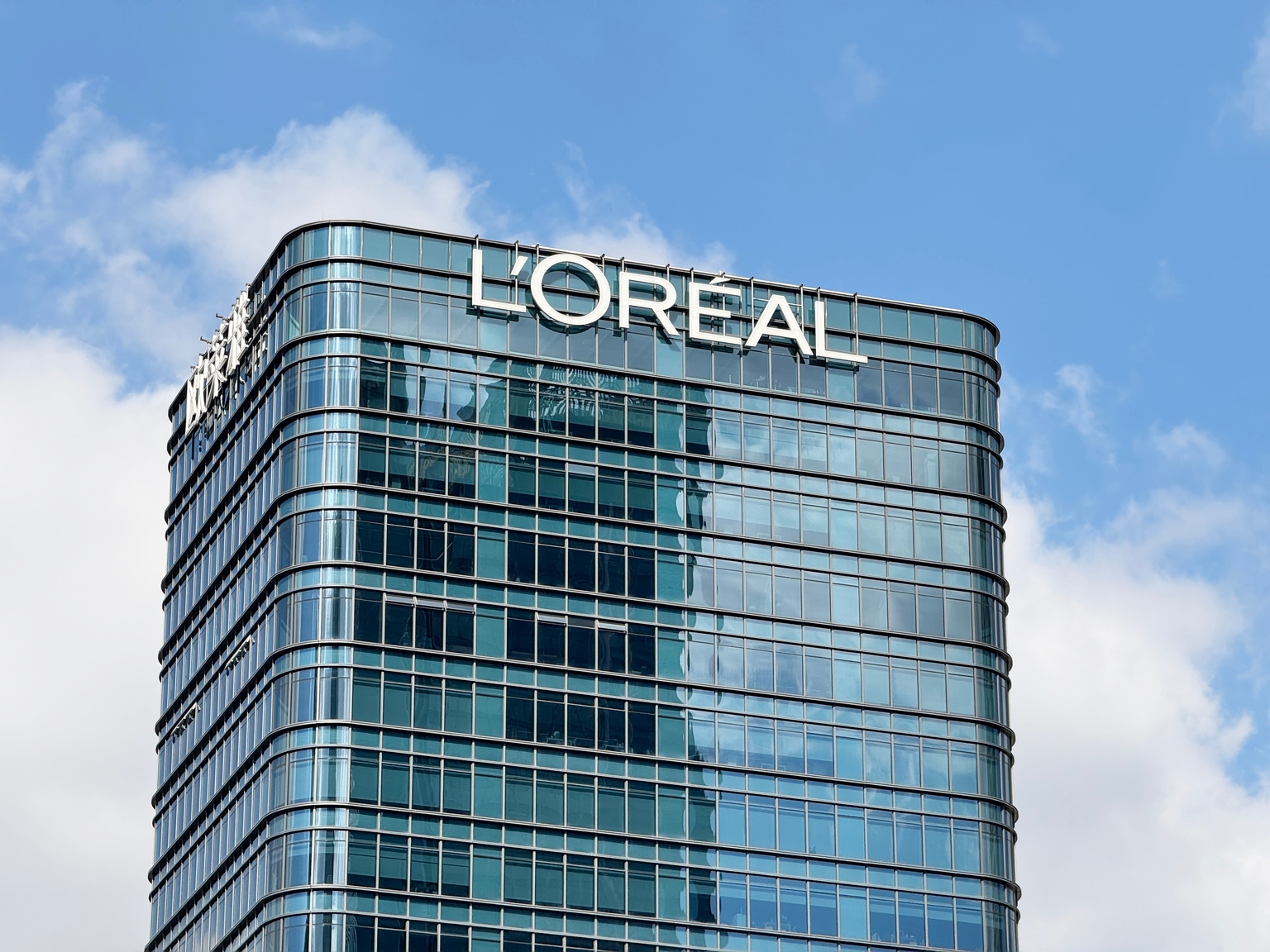 L'Oréal buys stake in second Chinese skincare brand