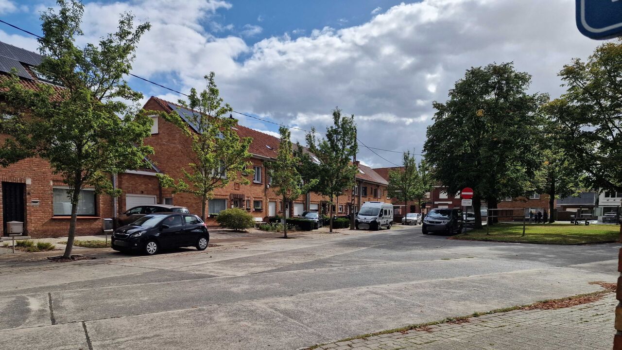 Buurtbewoners reageren geschokt op dodelijke steekpartij in Roeselare ...