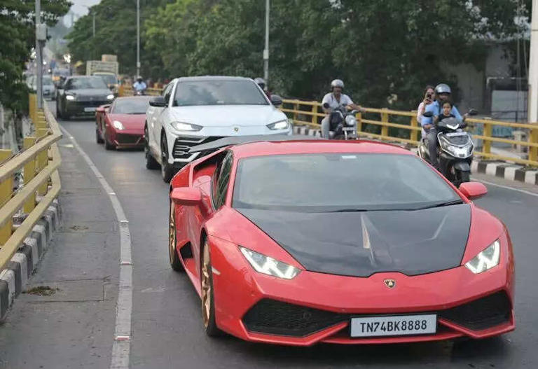 Mumbai Lamborghini Crash: Worli police register case against driver for ...