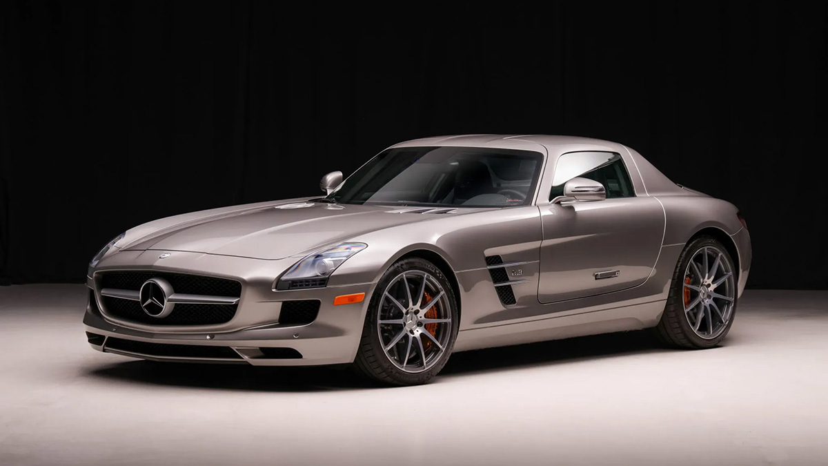 The Powerful 2011 Mercedes-Benz SLS AMG Gullwing in Photos