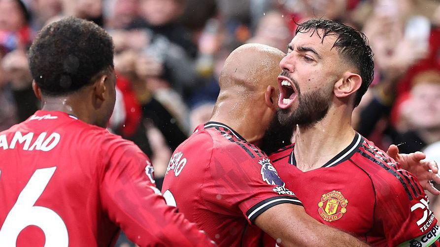 Fernandes brings up century for Man Utd