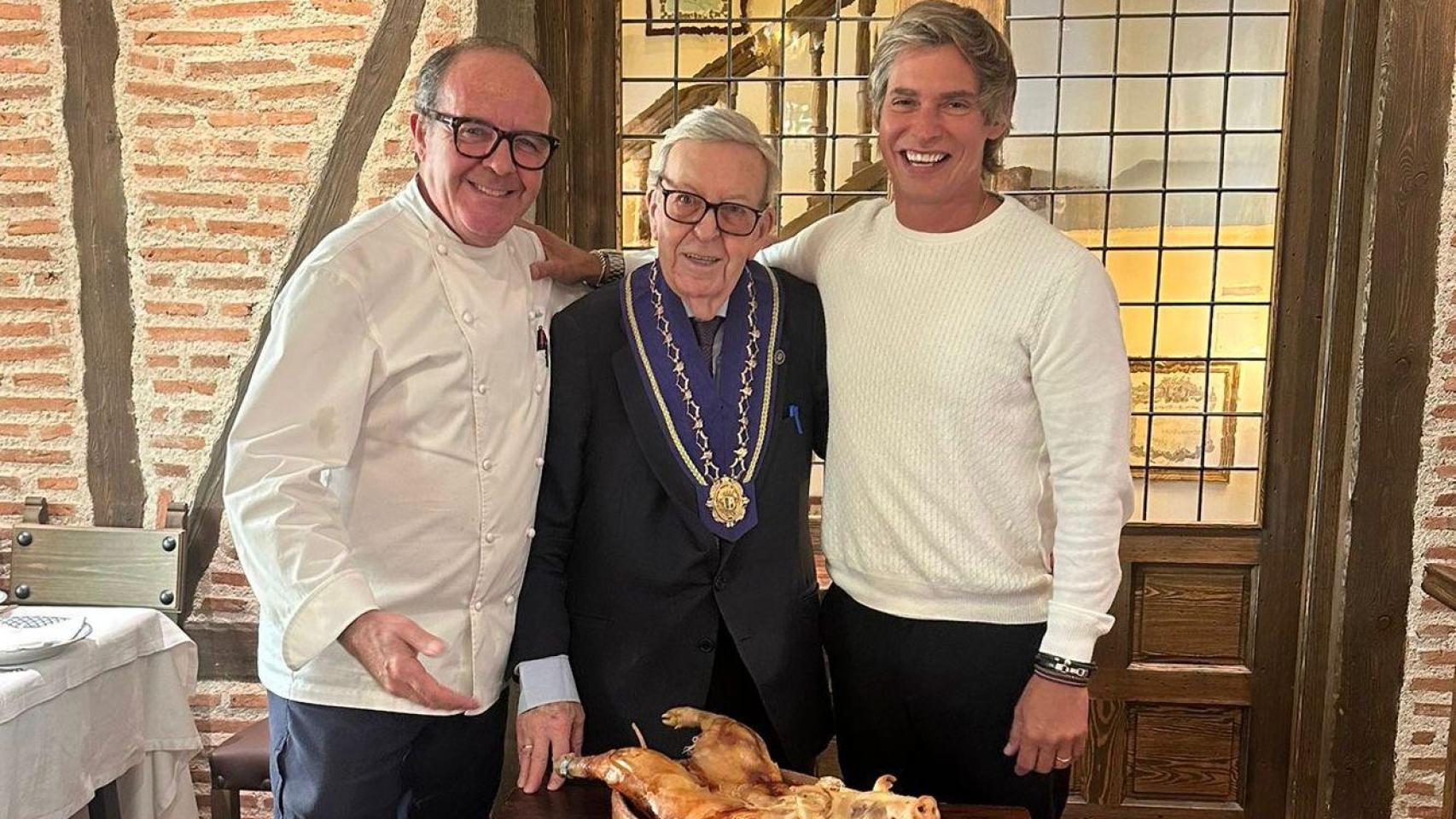 Carlos Baute hace una escapada familiar a Segovia y parte el cochinillo ...