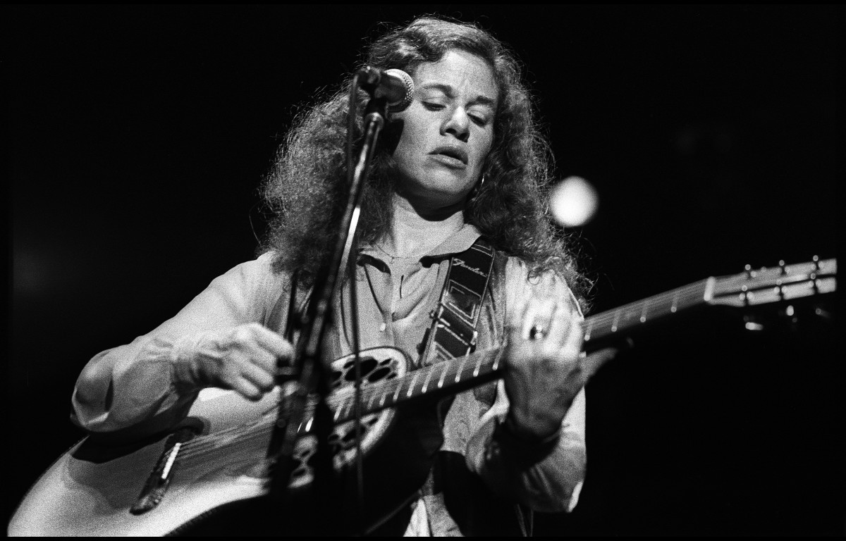 Iconic Singer-Songwriter Carole King, 83, Is a 'Legend' in New Video ...