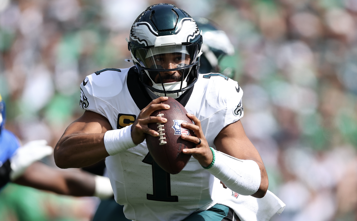 Former Tennessee Vols defensive back goes viral for brutal hit on Eagles QB Jalen Hurts