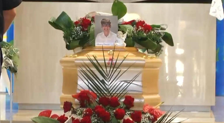 I funerali di Nicola, il rider 18enne morto mentre lavorava. Il parroco ...
