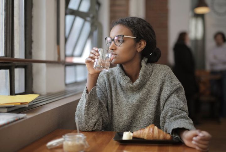20 Everyday Habits That Are Quietly Making Us Feel Isolated