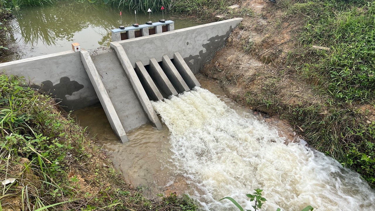 Block the stream to build a flood discharge dam