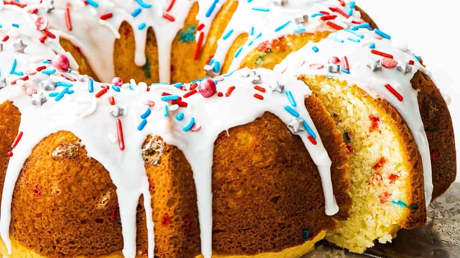 Bedazzling Bundt Cakes: 14 Beautiful Recipes to Tempt Your Taste Buds!