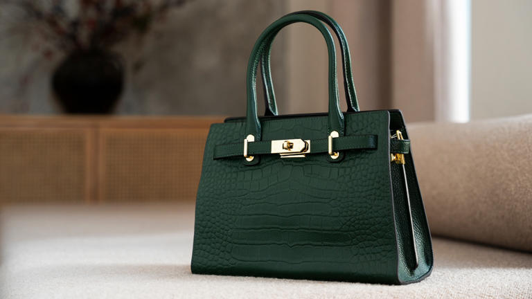The hidden role of the handbag, much more than an accessory