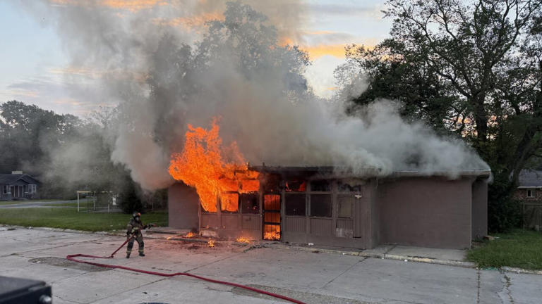 Fire destroys vacant building in Baton Rouge Monday morning