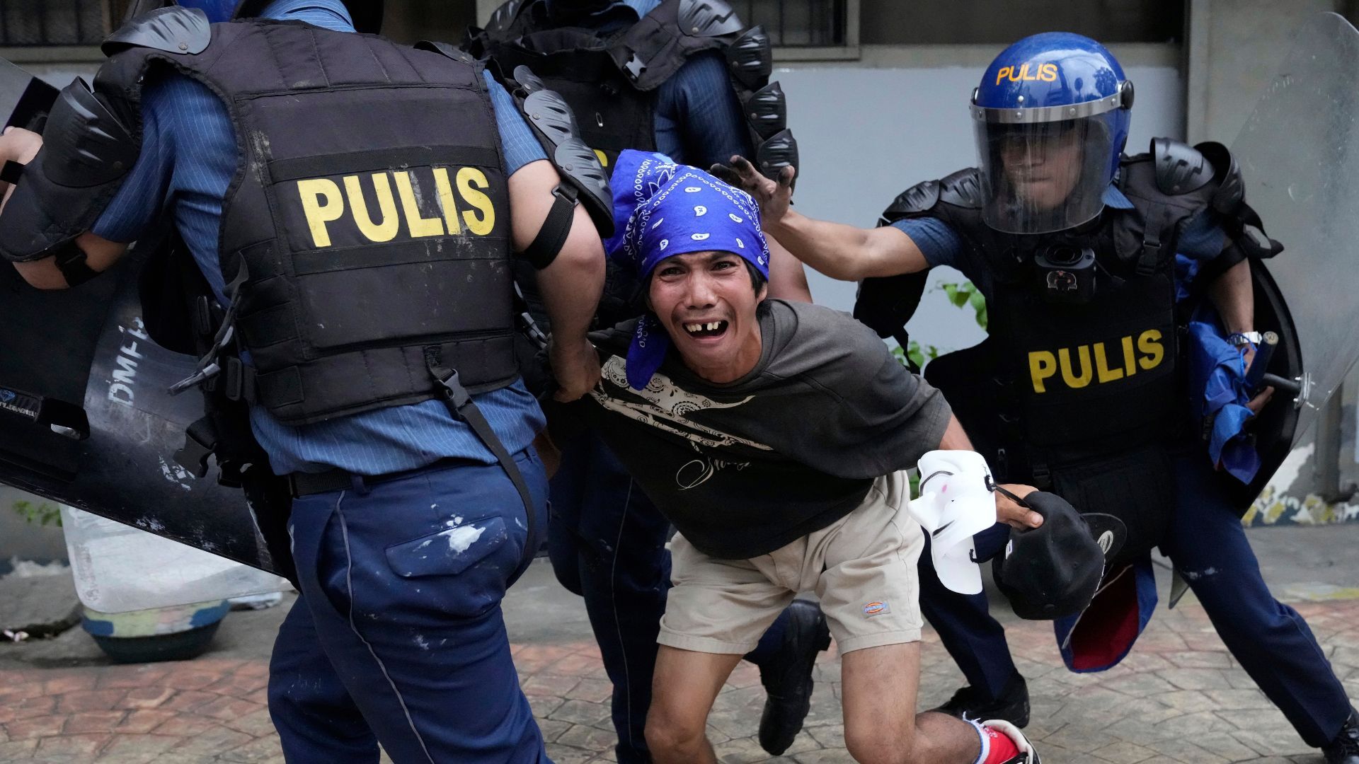 More than 200 arrested after anticorruption protests in Philippines